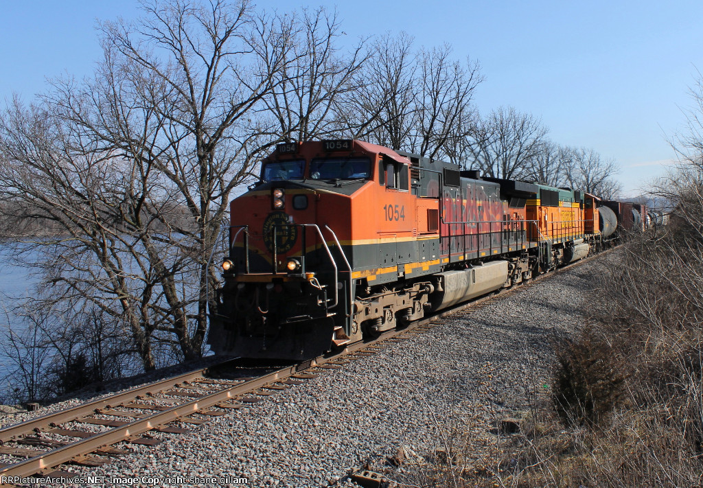 BNSF 1054 leads a memgal nb along the river,